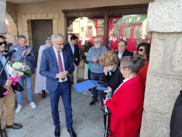 Emiliano Ruberte recibe un cálido homenaje de los vecinos del casco ...